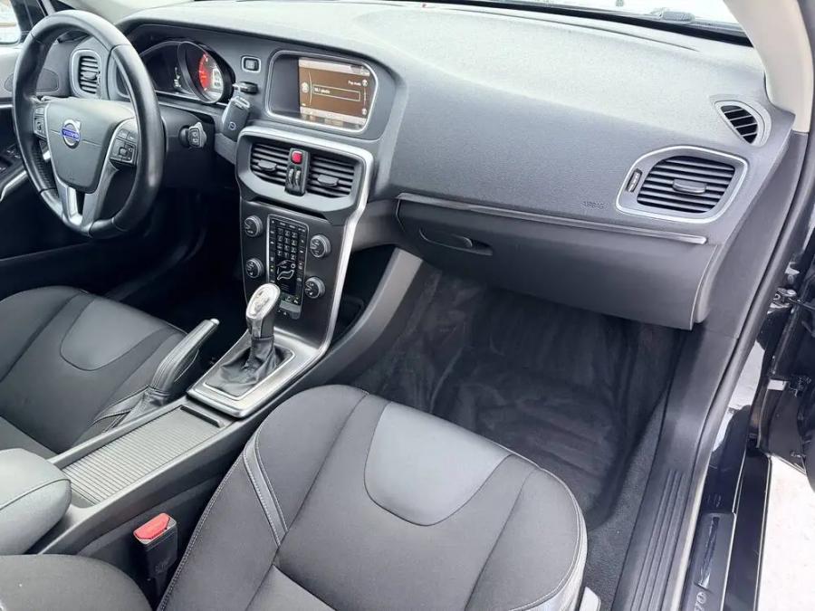 Melns Volvo V40 2013 Rīga, ar dzinēja tilpumu 2.00 L un nobraukumu 234 tūkst. km par 8995 €, foto 22 vietnē AUTOMOTO.COM.LV