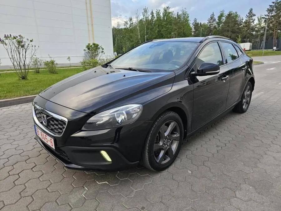 Black Volvo V40 2013 in Riga, with an engine capacity of 2.00 L and mileage of 119 thousand km for 7500 €, photo 1 on AUTOMOTO.COM.LV
