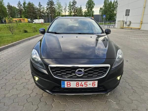 Black Volvo V40 2013 in Riga, with an engine capacity of 2.00 L and mileage of 119 thousand km for 7500 €, photo 2 on AUTOMOTO.COM.LV