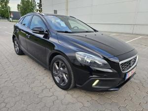 Black Volvo V40 2013 in Riga, with an engine capacity of 2.00 L and mileage of 119 thousand km for 7500 €, photo 4 on AUTOMOTO.COM.LV