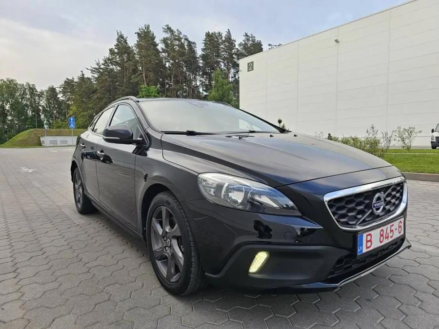 Black Volvo V40 2013 in Riga, with an engine capacity of 2.00 L and mileage of 119 thousand km for 7500 €, photo 5 on AUTOMOTO.COM.LV