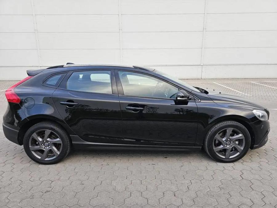 Black Volvo V40 2013 in Riga, with an engine capacity of 2.00 L and mileage of 119 thousand km for 7500 €, photo 6 on AUTOMOTO.COM.LV