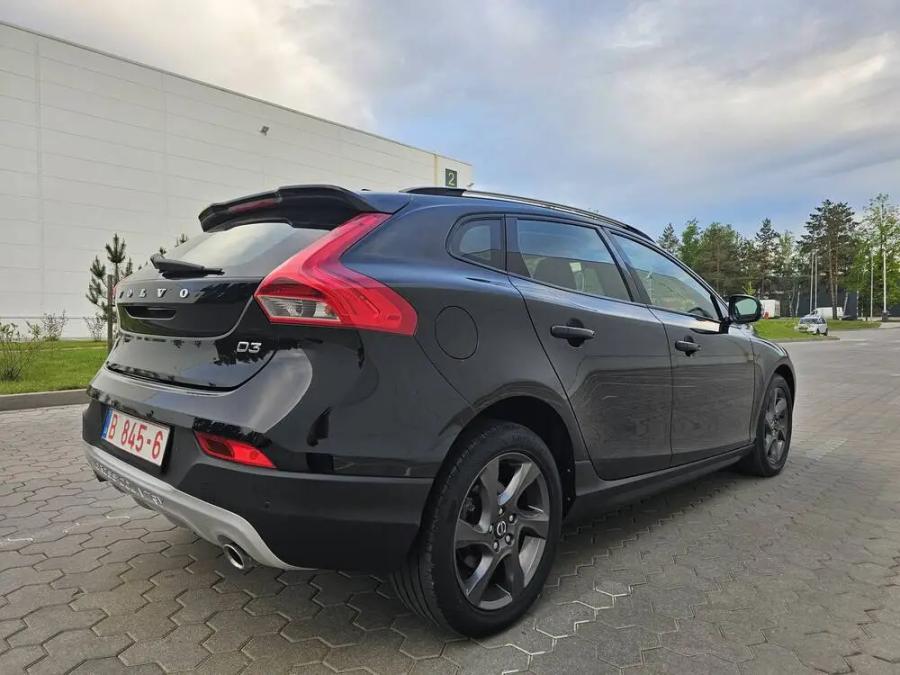 Black Volvo V40 2013 in Riga, with an engine capacity of 2.00 L and mileage of 119 thousand km for 7500 €, photo 9 on AUTOMOTO.COM.LV