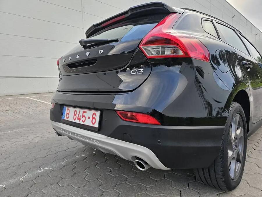 Black Volvo V40 2013 in Riga, with an engine capacity of 2.00 L and mileage of 119 thousand km for 7500 €, photo 10 on AUTOMOTO.COM.LV