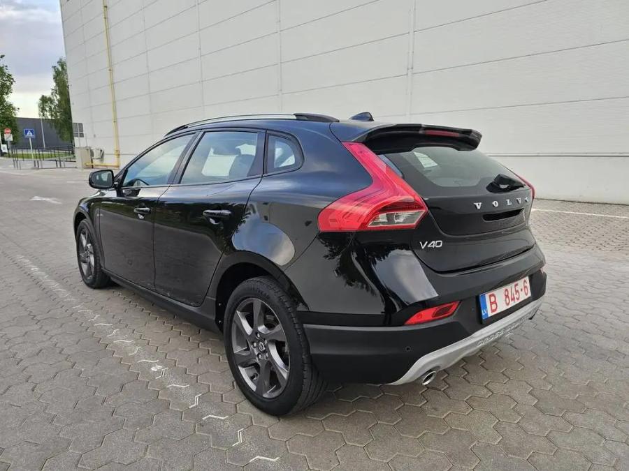 Black Volvo V40 2013 in Riga, with an engine capacity of 2.00 L and mileage of 119 thousand km for 7500 €, photo 12 on AUTOMOTO.COM.LV