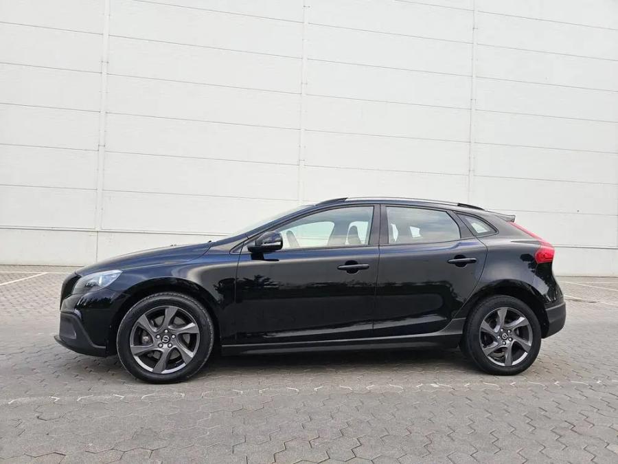 Black Volvo V40 2013 in Riga, with an engine capacity of 2.00 L and mileage of 119 thousand km for 7500 €, photo 13 on AUTOMOTO.COM.LV