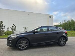 Black Volvo V40 2013 in Riga, with an engine capacity of 2.00 L and mileage of 119 thousand km for 7500 €, photo 14 on AUTOMOTO.COM.LV