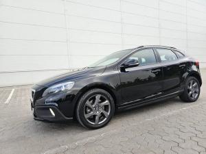 Black Volvo V40 2013 in Riga, with an engine capacity of 2.00 L and mileage of 119 thousand km for 7500 €, photo 16 on AUTOMOTO.COM.LV