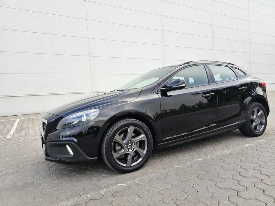 Black Volvo V40 2013 in Riga, with an engine capacity of 2.00 L and mileage of 119 thousand km for 7500 €, photo 16 on AUTOMOTO.COM.LV