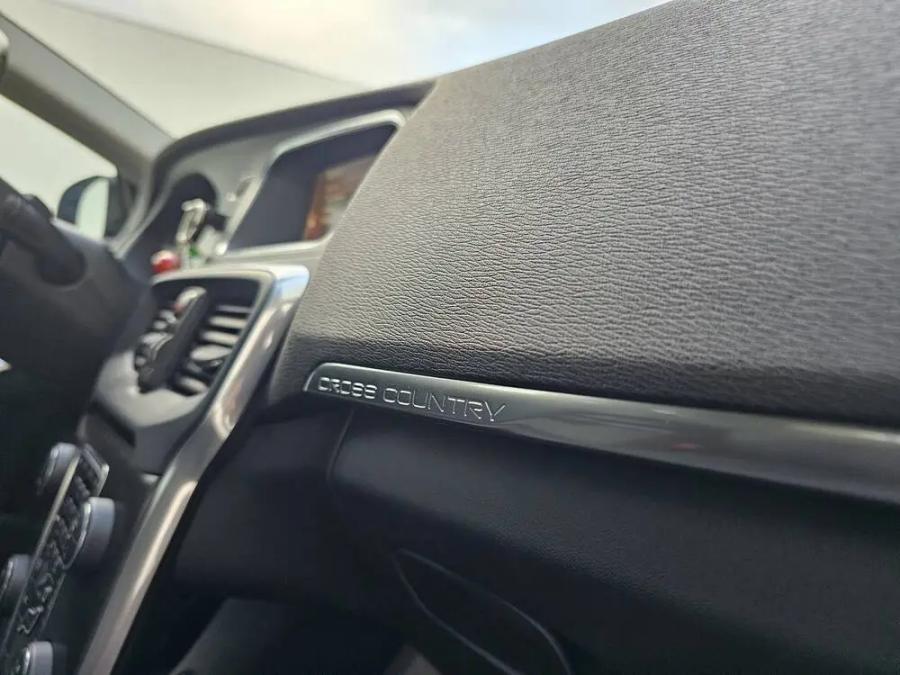 Black Volvo V40 2013 in Riga, with an engine capacity of 2.00 L and mileage of 119 thousand km for 7500 €, photo 18 on AUTOMOTO.COM.LV