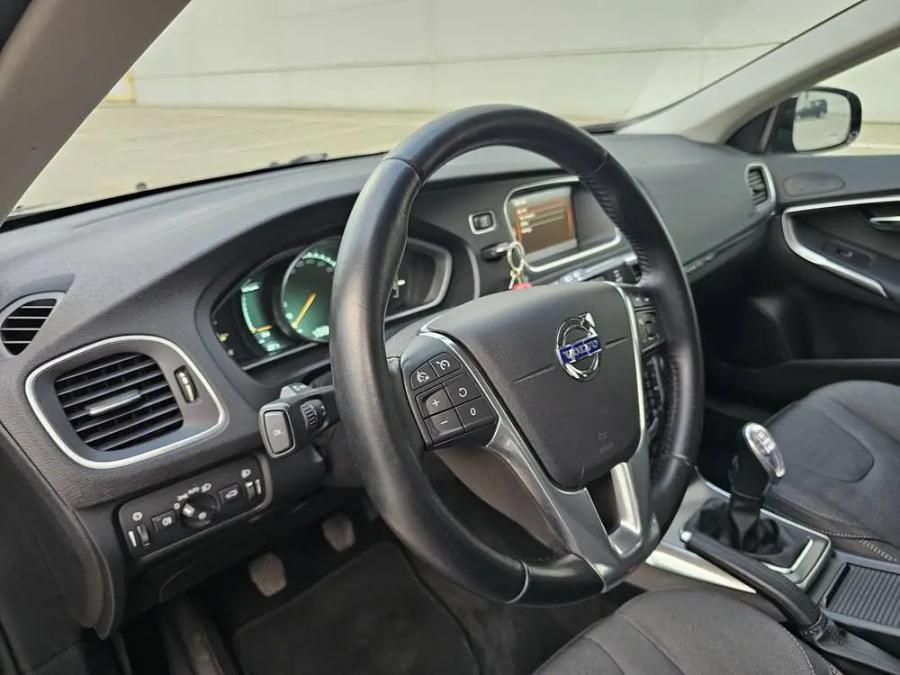 Black Volvo V40 2013 in Riga, with an engine capacity of 2.00 L and mileage of 119 thousand km for 7500 €, photo 23 on AUTOMOTO.COM.LV