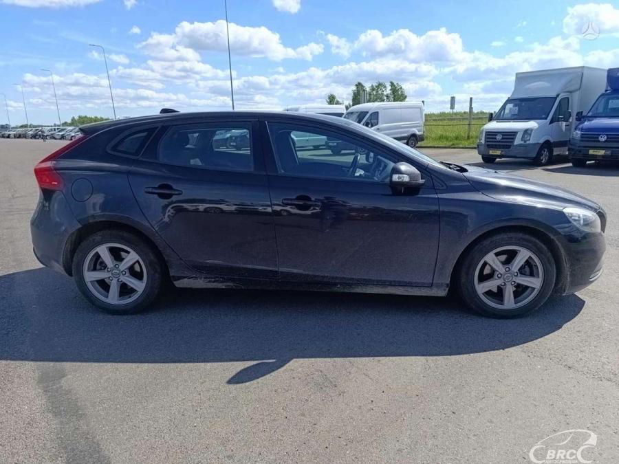 Black Volvo V40 2013 in Vilnius, with an engine capacity of 1.56 L and mileage of 260 thousand km for 5000 €, photo 8 on AUTOMOTO.COM.LV