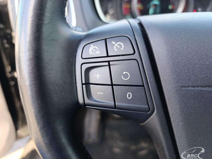 Black Volvo V40 2013 in Vilnius, with an engine capacity of 1.56 L and mileage of 260 thousand km for 5000 €, photo 17 on AUTOMOTO.COM.LV