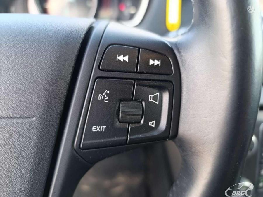 Black Volvo V40 2013 in Vilnius, with an engine capacity of 1.56 L and mileage of 260 thousand km for 5000 €, photo 18 on AUTOMOTO.COM.LV