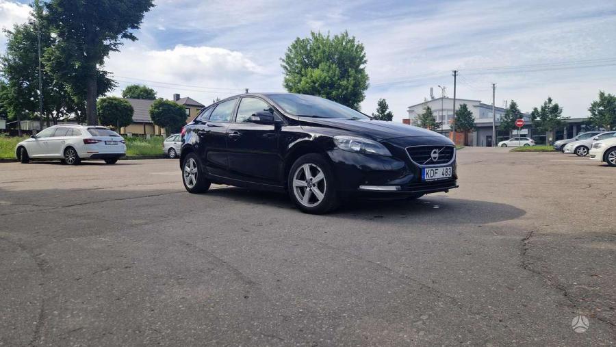 Black Volvo V40 2013 in Kaunas, with an engine capacity of 1.60 L and mileage of 257 thousand km for 7900 €, photo 1 on AUTOMOTO.COM.LV