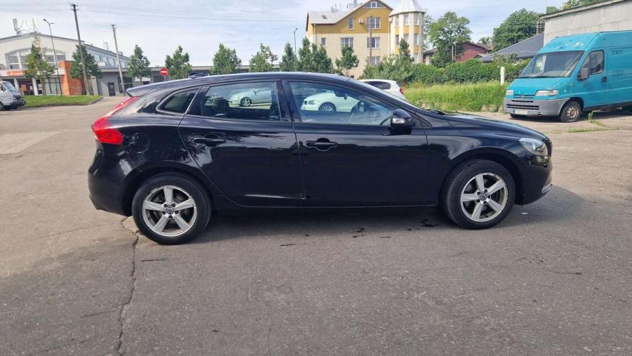 Black Volvo V40 2013 in Kaunas, with an engine capacity of 1.60 L and mileage of 257 thousand km for 7900 €, photo 3 on AUTOMOTO.COM.LV
