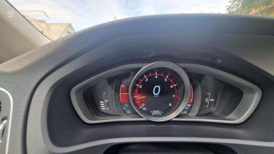 Black Volvo V40 2013 in Kaunas, with an engine capacity of 1.60 L and mileage of 257 thousand km for 7900 €, photo 7 on AUTOMOTO.COM.LV