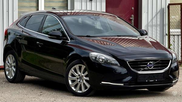 Black Volvo V40 2013 in Ukmerge, with an engine capacity of 1.98 L and mileage of 290 thousand km for 6900 €, photo 1 on AUTOMOTO.COM.LV