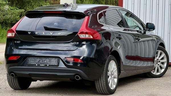 Black Volvo V40 2013 in Ukmerge, with an engine capacity of 1.98 L and mileage of 290 thousand km for 6900 €, photo 3 on AUTOMOTO.COM.LV