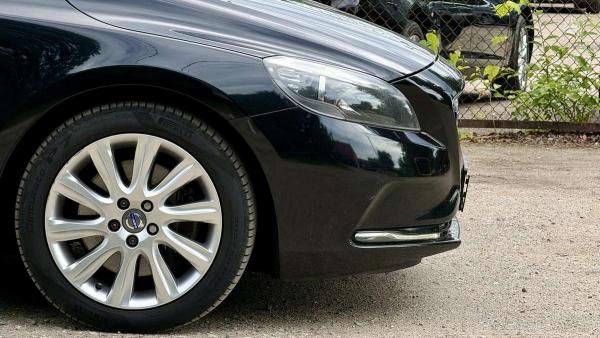 Black Volvo V40 2013 in Ukmerge, with an engine capacity of 1.98 L and mileage of 290 thousand km for 6900 €, photo 9 on AUTOMOTO.COM.LV