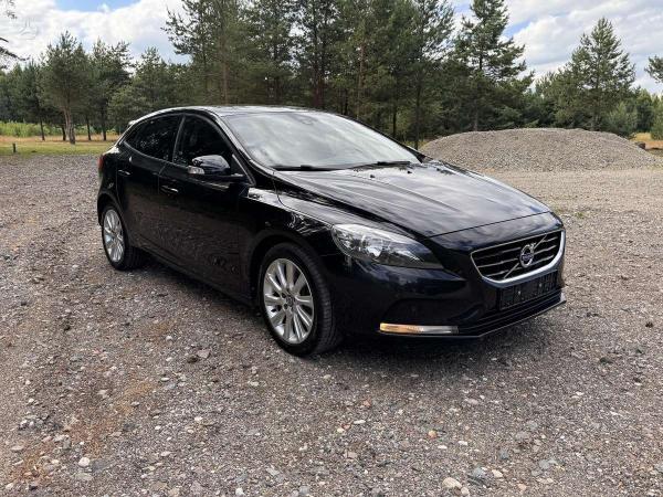 Melns Volvo V40 2013 Jonava, ar dzinēja tilpumu 1.98 L un nobraukumu 296 tūkst. km par 5150 €, foto 3 vietnē AUTOMOTO.COM.LV