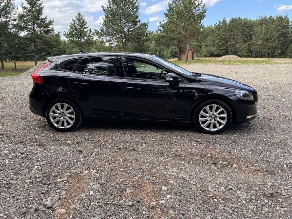 Melns Volvo V40 2013 Jonava, ar dzinēja tilpumu 1.98 L un nobraukumu 296 tūkst. km par 5150 €, foto 4 vietnē AUTOMOTO.COM.LV
