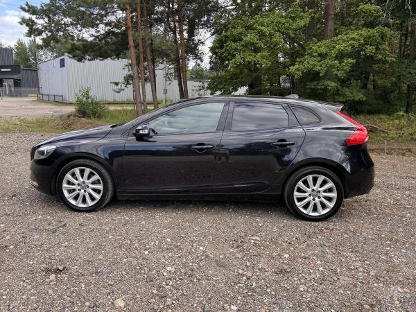 Melns Volvo V40 2013 Jonava, ar dzinēja tilpumu 1.98 L un nobraukumu 296 tūkst. km par 5150 €, foto 8 vietnē AUTOMOTO.COM.LV