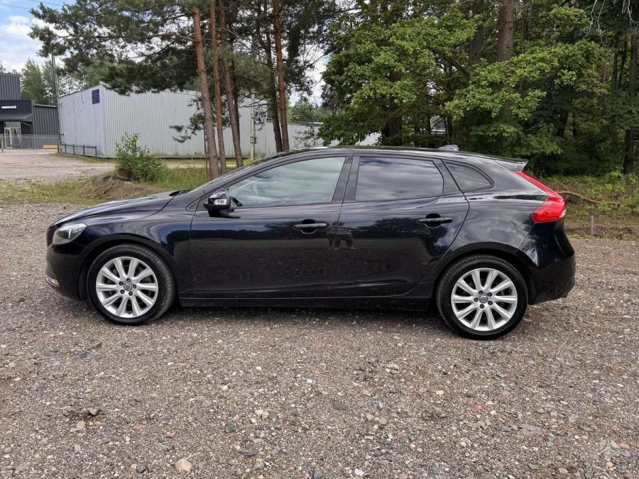 Melns Volvo V40 2013 Jonava, ar dzinēja tilpumu 1.98 L un nobraukumu 296 tūkst. km par 5150 €, foto 9 vietnē AUTOMOTO.COM.LV