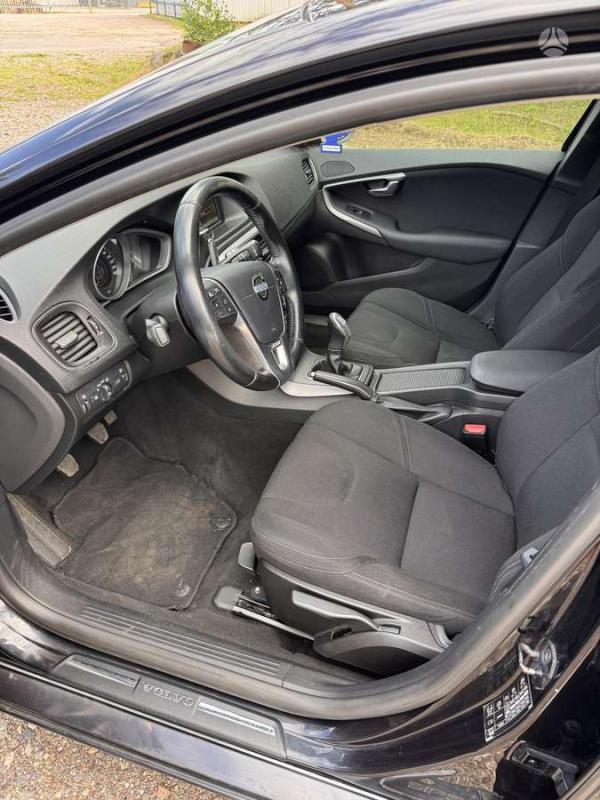 Melns Volvo V40 2013 Jonava, ar dzinēja tilpumu 1.98 L un nobraukumu 296 tūkst. km par 5150 €, foto 10 vietnē AUTOMOTO.COM.LV