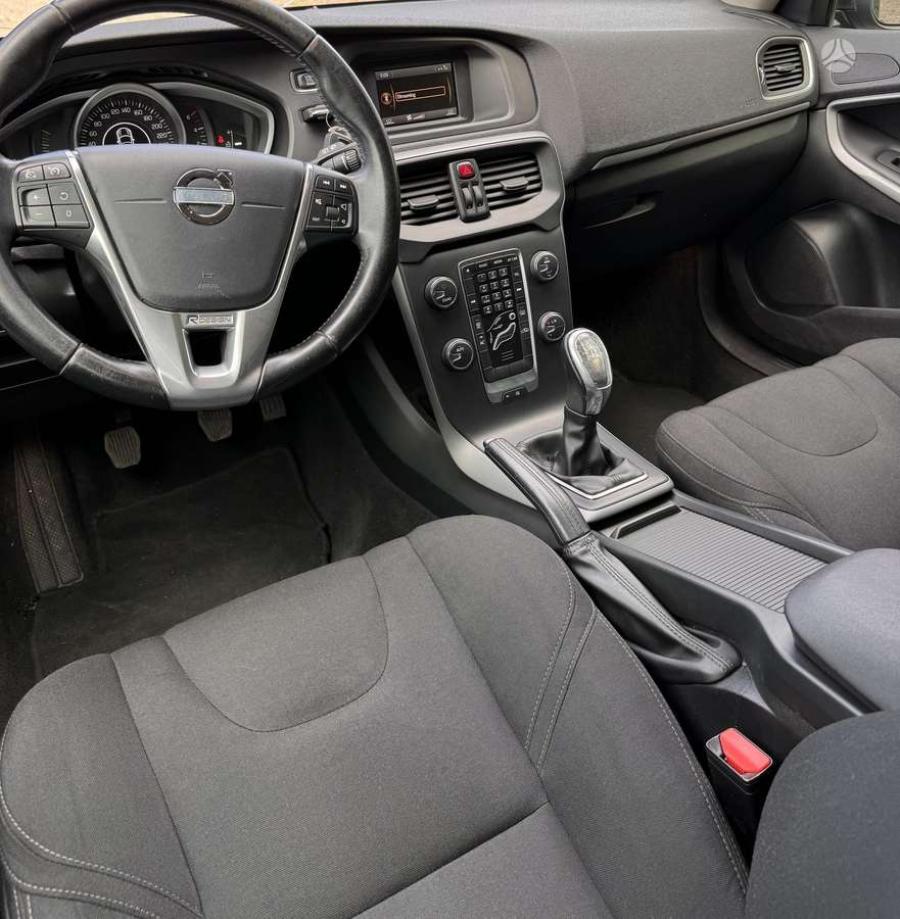 Melns Volvo V40 2013 Jonava, ar dzinēja tilpumu 1.98 L un nobraukumu 296 tūkst. km par 5150 €, foto 12 vietnē AUTOMOTO.COM.LV