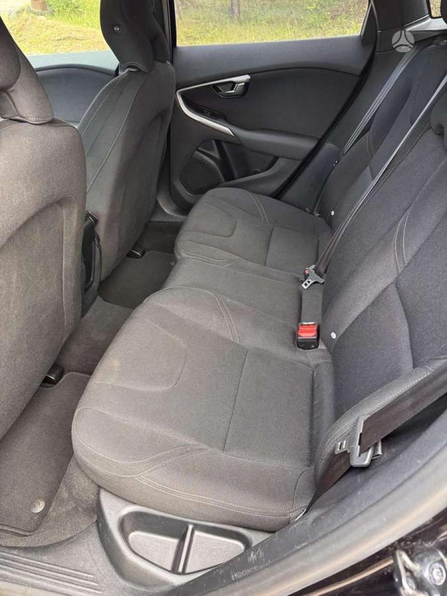 Melns Volvo V40 2013 Jonava, ar dzinēja tilpumu 1.98 L un nobraukumu 296 tūkst. km par 5150 €, foto 13 vietnē AUTOMOTO.COM.LV