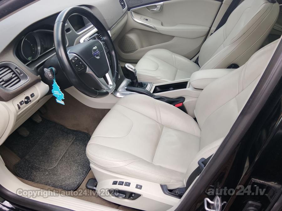 Black Volvo V40 2013 in Paide, with an engine capacity of 1.60 L and mileage of 263 thousand km for 6800 €, photo 12 on AUTOMOTO.COM.LV