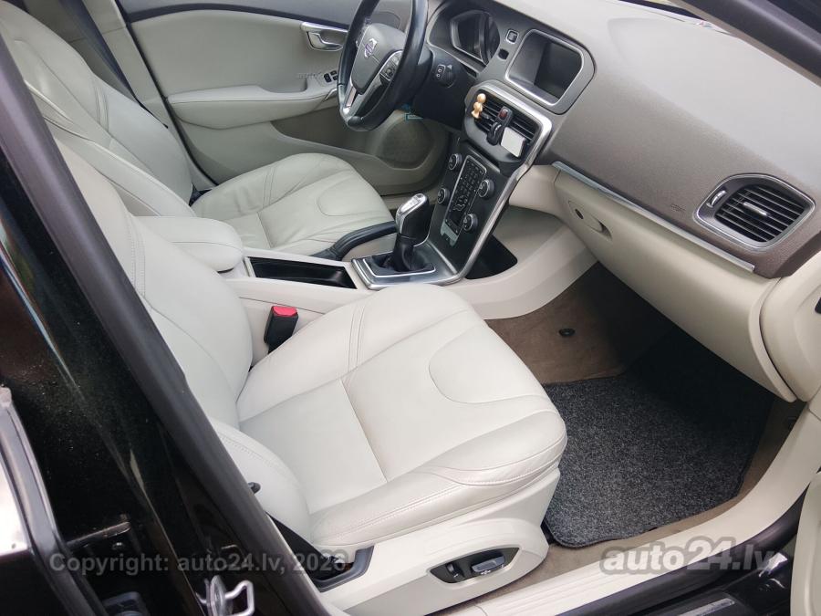 Black Volvo V40 2013 in Paide, with an engine capacity of 1.60 L and mileage of 263 thousand km for 6800 €, photo 16 on AUTOMOTO.COM.LV
