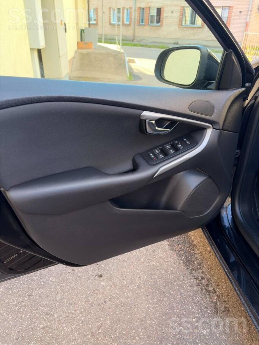 Melns Volvo V40 2013 Daugavpils, ar dzinēja tilpumu 2.00 L un nobraukumu 243 tūkst. km par 8000 €, foto 3 vietnē AUTOMOTO.COM.LV