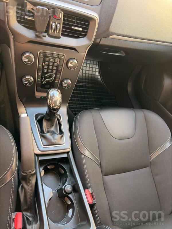 Melns Volvo V40 2013 Daugavpils, ar dzinēja tilpumu 2.00 L un nobraukumu 243 tūkst. km par 8000 €, foto 3 vietnē AUTOMOTO.COM.LV