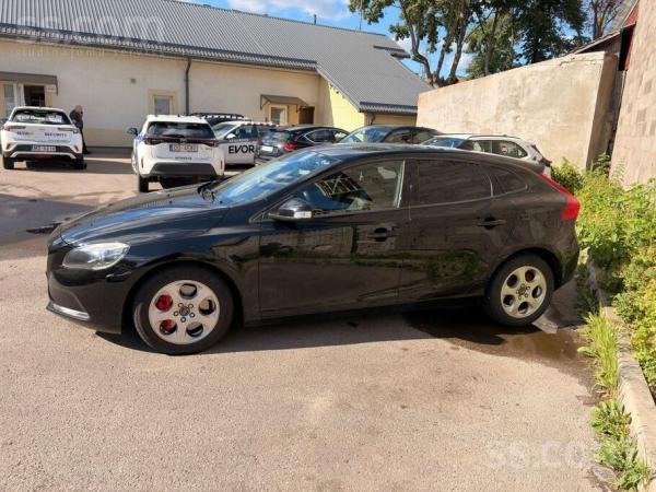 Melns Volvo V40 2013 Daugavpils, ar dzinēja tilpumu 2.00 L un nobraukumu 243 tūkst. km par 8000 €, foto 6 vietnē AUTOMOTO.COM.LV
