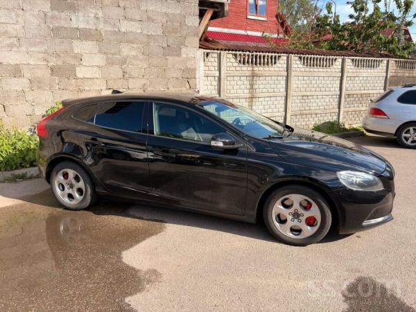 Melns Volvo V40 2013 Daugavpils, ar dzinēja tilpumu 2.00 L un nobraukumu 243 tūkst. km par 8000 €, foto 7 vietnē AUTOMOTO.COM.LV