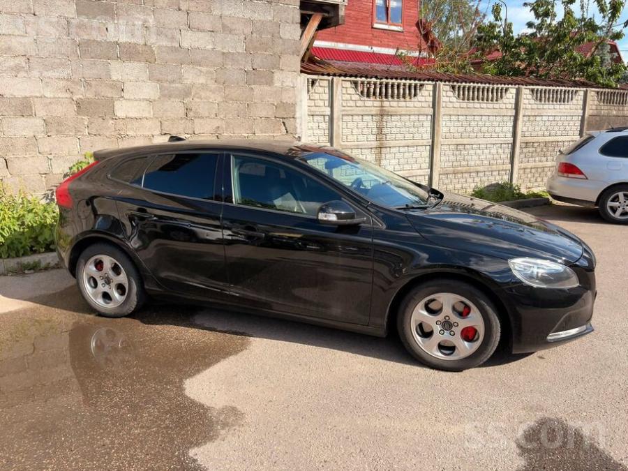 Melns Volvo V40 2013 Daugavpils, ar dzinēja tilpumu 2.00 L un nobraukumu 243 tūkst. km par 8000 €, foto 8 vietnē AUTOMOTO.COM.LV