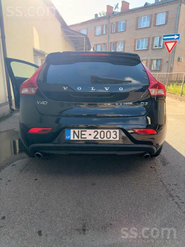 Melns Volvo V40 2013 Daugavpils, ar dzinēja tilpumu 2.00 L un nobraukumu 243 tūkst. km par 8000 €, foto 9 vietnē AUTOMOTO.COM.LV
