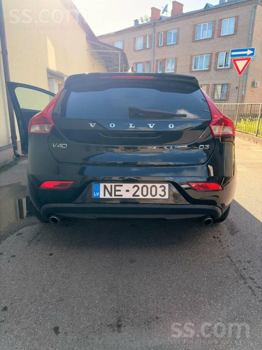 Melns Volvo V40 2013 Daugavpils, ar dzinēja tilpumu 2.00 L un nobraukumu 243 tūkst. km par 8000 €, foto 10 vietnē AUTOMOTO.COM.LV