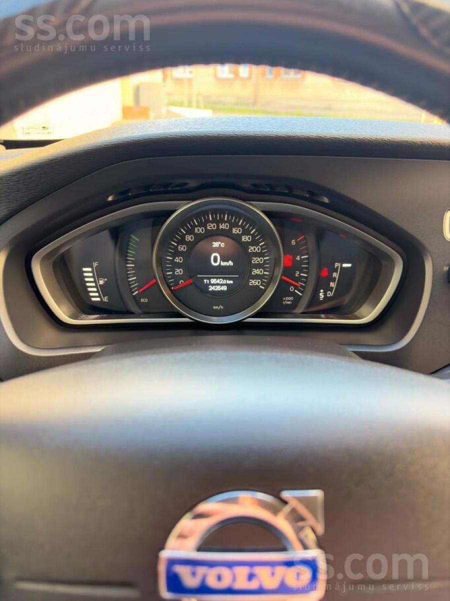 Melns Volvo V40 2013 Daugavpils, ar dzinēja tilpumu 2.00 L un nobraukumu 243 tūkst. km par 8000 €, foto 11 vietnē AUTOMOTO.COM.LV
