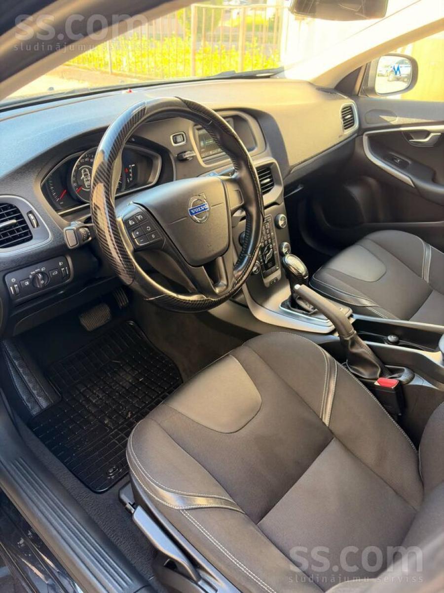 Melns Volvo V40 2013 Daugavpils, ar dzinēja tilpumu 2.00 L un nobraukumu 243 tūkst. km par 8000 €, foto 12 vietnē AUTOMOTO.COM.LV