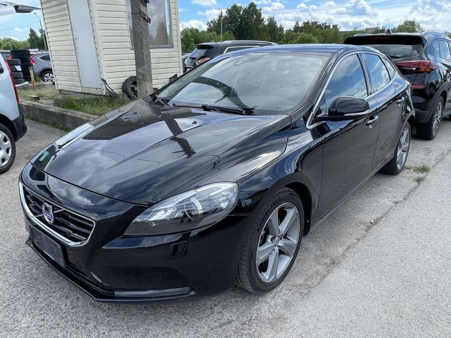 Black Volvo V40 2013 in Panevezys, with an engine capacity of 1.56 L and mileage of 245 thousand km for 5150 €, photo 1 on AUTOMOTO.COM.LV