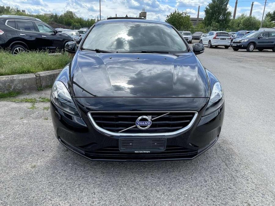 Black Volvo V40 2013 in Panevezys, with an engine capacity of 1.56 L and mileage of 245 thousand km for 5150 €, photo 3 on AUTOMOTO.COM.LV