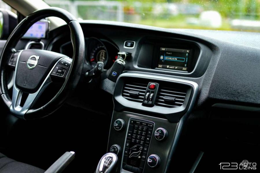 Black Volvo V40 2013 in Kretinga, with an engine capacity of 1.60 L and mileage of 167 thousand km for 5999 €, photo 12 on AUTOMOTO.COM.LV