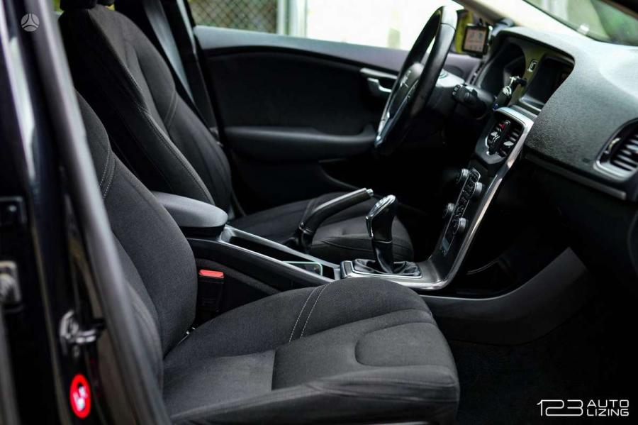 Black Volvo V40 2013 in Kretinga, with an engine capacity of 1.60 L and mileage of 167 thousand km for 5999 €, photo 13 on AUTOMOTO.COM.LV