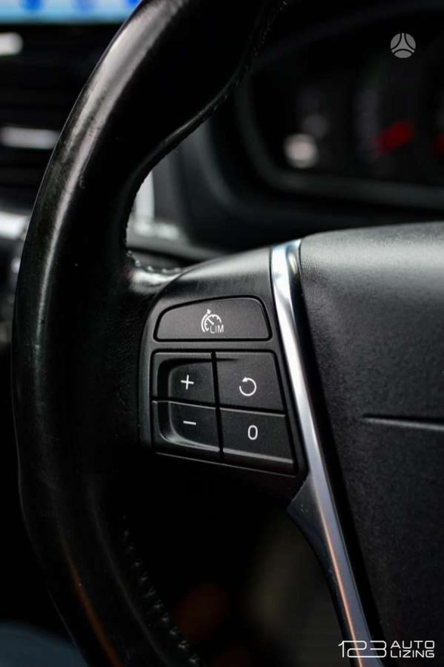 Black Volvo V40 2013 in Kretinga, with an engine capacity of 1.60 L and mileage of 167 thousand km for 5999 €, photo 18 on AUTOMOTO.COM.LV