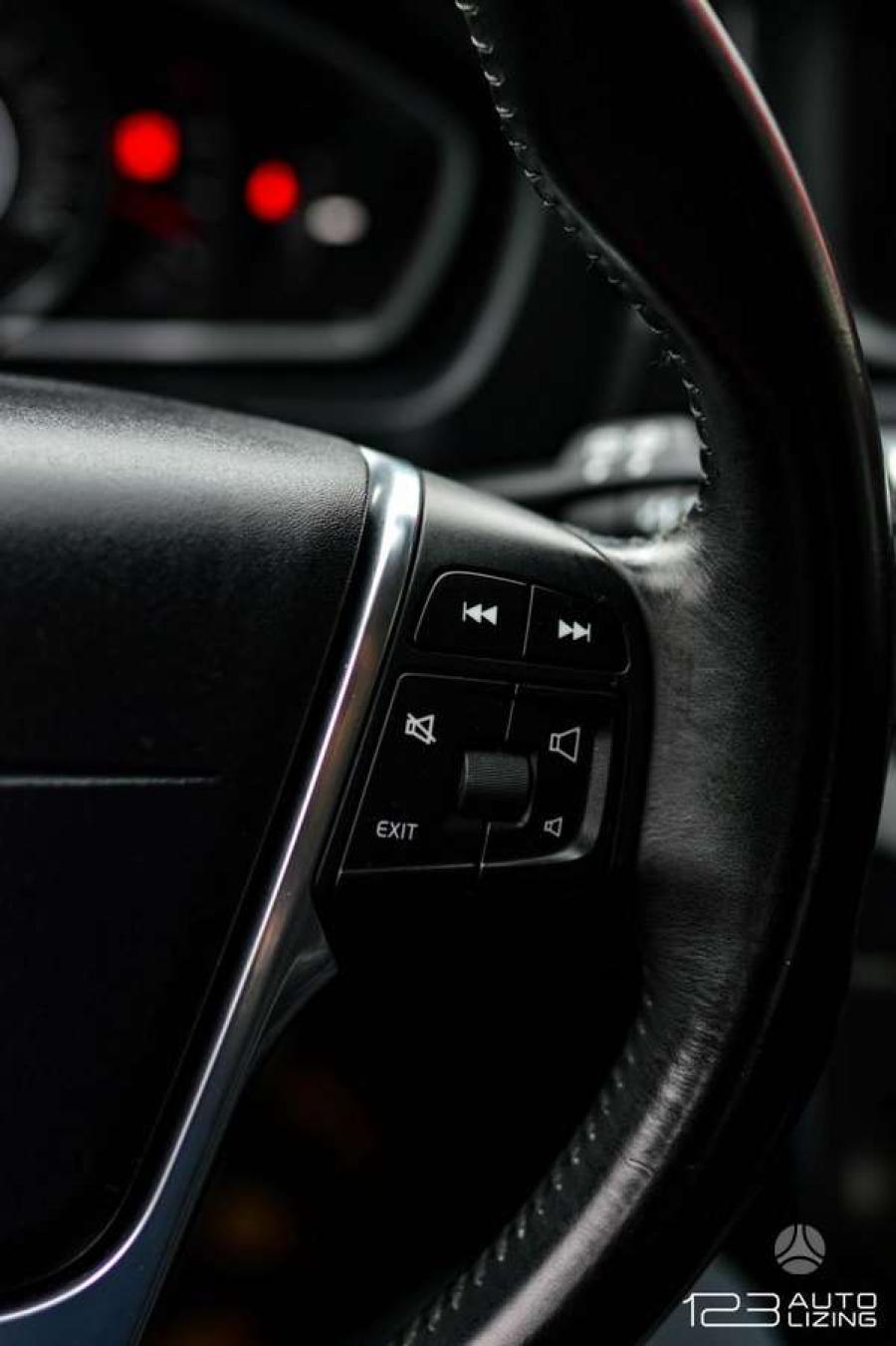Black Volvo V40 2013 in Kretinga, with an engine capacity of 1.60 L and mileage of 167 thousand km for 5999 €, photo 19 on AUTOMOTO.COM.LV