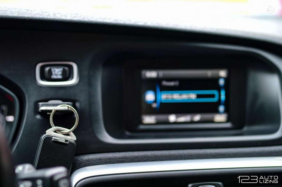 Black Volvo V40 2013 in Kretinga, with an engine capacity of 1.60 L and mileage of 167 thousand km for 5999 €, photo 23 on AUTOMOTO.COM.LV