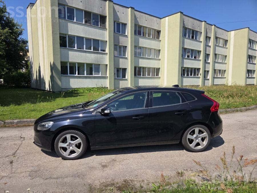 Black Volvo V40 2013 in Jelgava, with an engine capacity of 1.60 L and mileage of 317 thousand km for 6500 €, photo 3 on AUTOMOTO.COM.LV